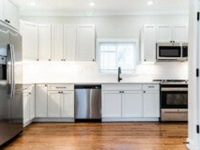 ROOM IN 5 BEDROOM TOWNHOUSE | PRIME LOCATION!