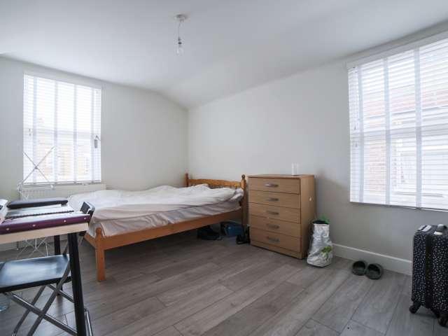 Room in 5 bedroom flatshare in South Tottenham, London