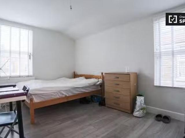 Room in 5 bedroom flatshare in South Tottenham, London