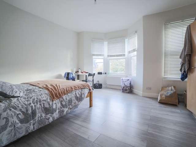 Room in 5 bedroom flatshare in South Tottenham, London