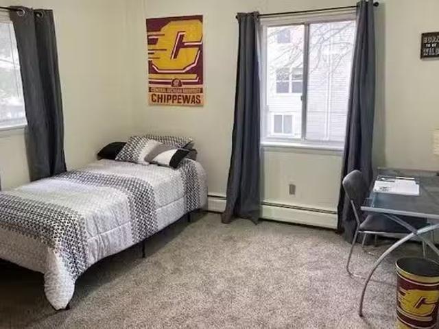Room in 6 Bedroom 2 Bathroom