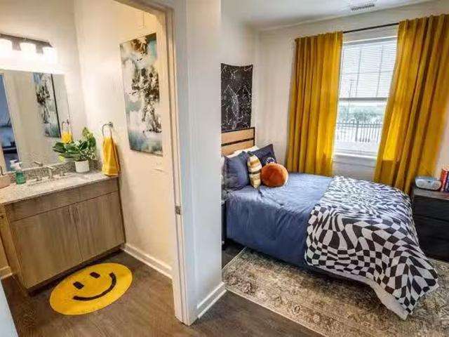 Room in 6 Bedroom 3.5 Bathroom F1