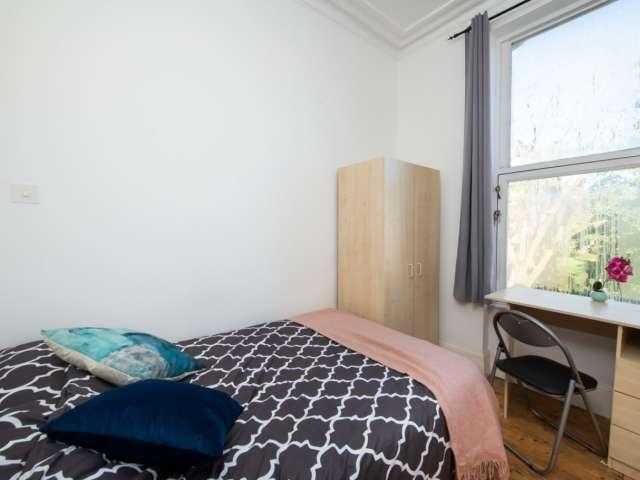 Room in 6 bedroom flat for rent in Hillrise, London