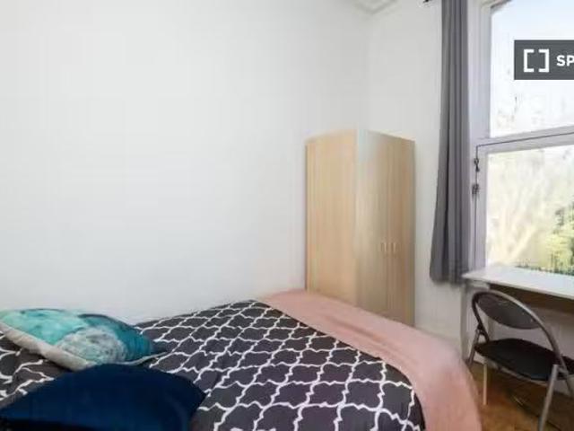 Room in 6 bedroom flat for rent in Hillrise, London