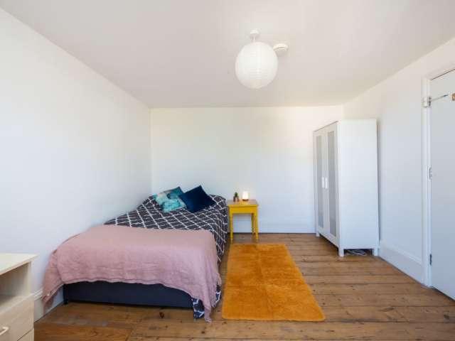 Room in 6 bedroom flat for rent in Hillrise, London