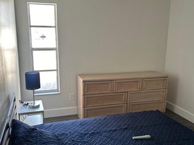 ROOM INCLUDES TV Minutes from Publix Spacious & Modern