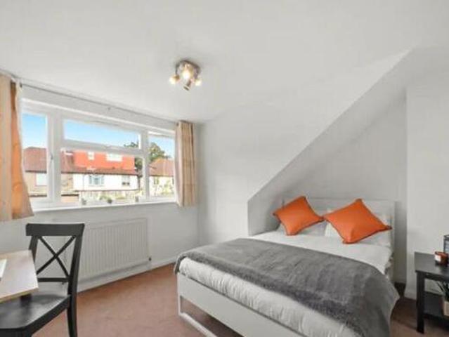 Room,lowfield Road, 1 Bedroom Flat