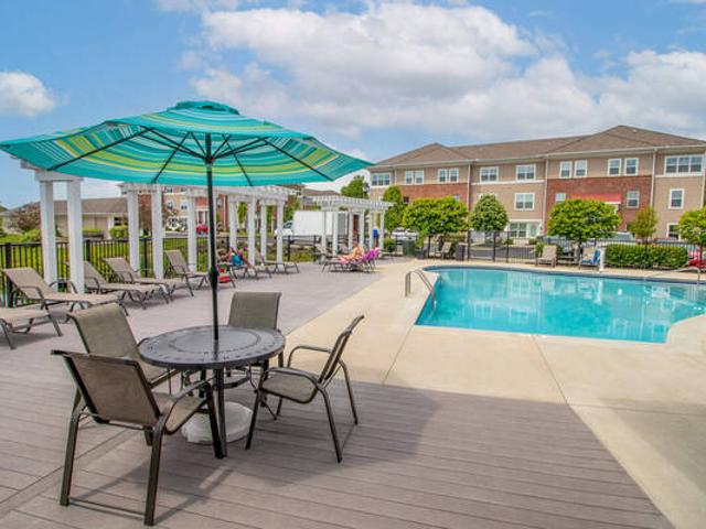 Room + Private Bath in 2B/2B Apartment Amazing Amenities Pool/Gym/Tanning room