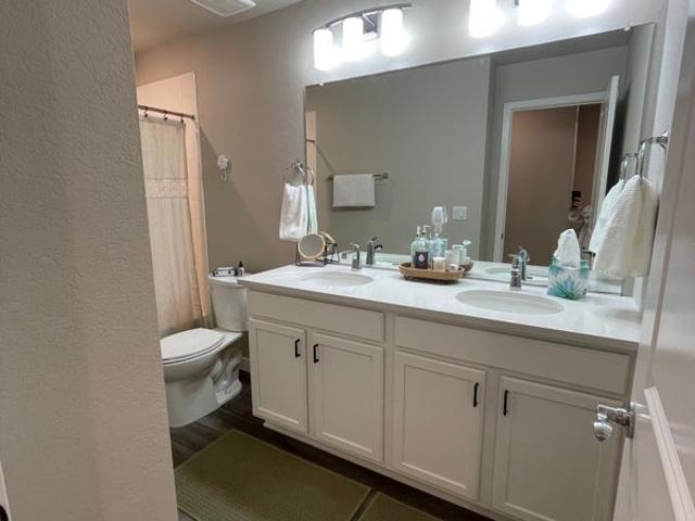Room + Private Bathroom for Rent in Brighton Color