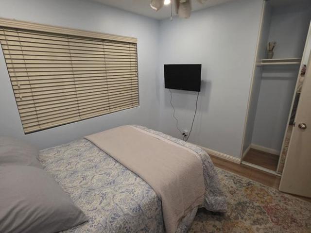 Room s for rent in home with POOL and pets