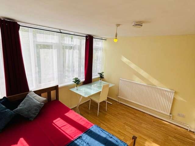 Room shared for rent in Queenstown, London