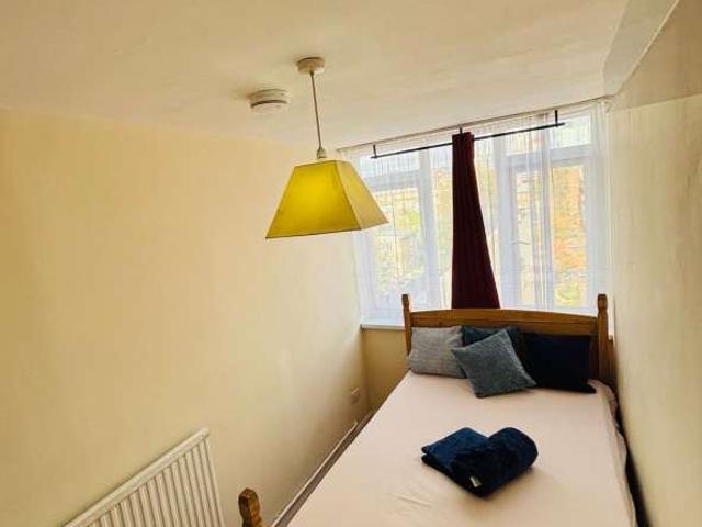 Room shared for rent in Queenstown, London