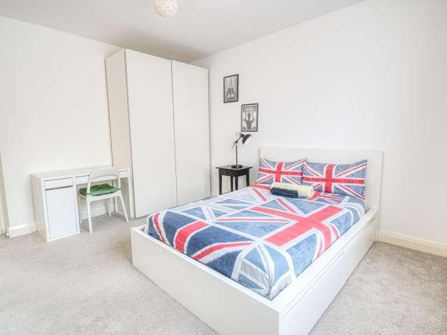 Room to rent in 3 bedroom flatshare in Tower Hamlets, London