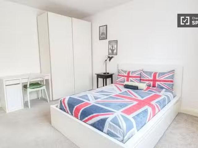 Room to rent in 3 bedroom flatshare in Tower Hamlets, London