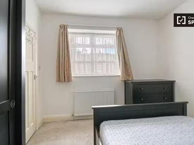 Room to rent in 3 bedroom flatshare in Tower Hamlets, London