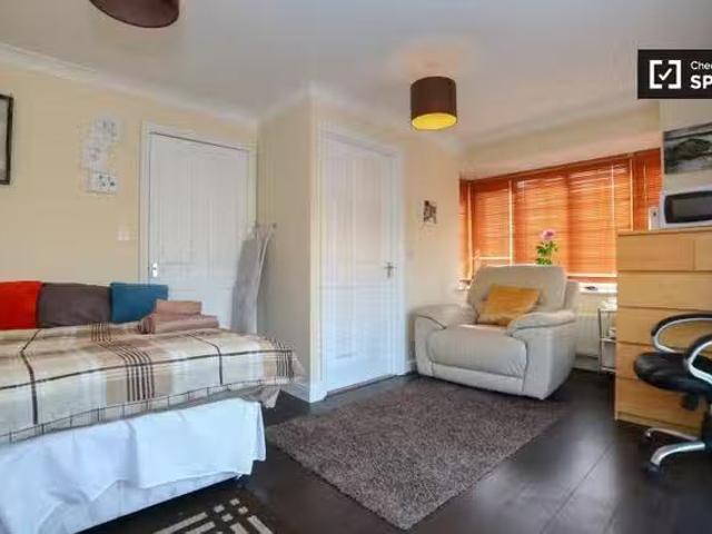 Room to rent in 3 bedroom houseshare in Barking, London