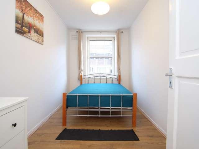 Room to rent in 4 bedroom flat in Islington, London