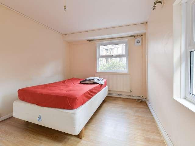 Room to rent in 4 bedroom flat in Lambeth, London