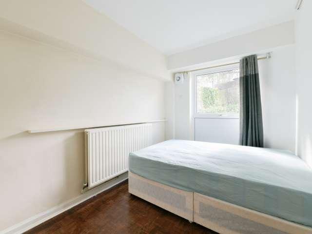 Room to rent in 4 bedroom flat in Lambeth, London