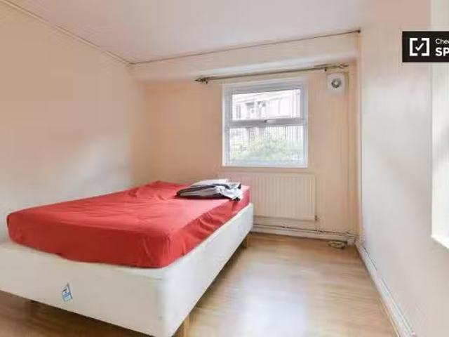 Room to rent in 4 bedroom flat in Lambeth, London
