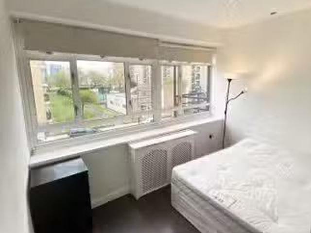 Room to rent in Churchill Gardens, London SW1V