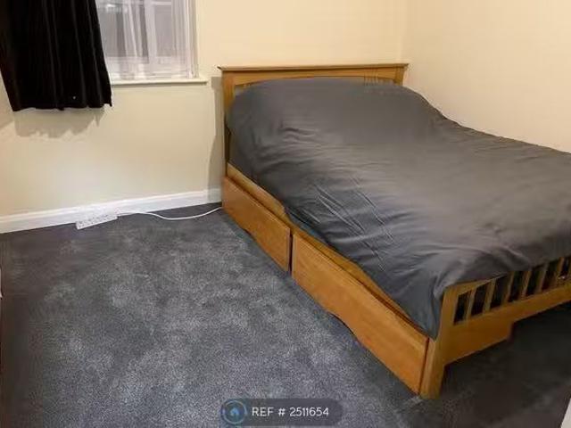 Room to rent in Chandos Crescent, Edgware HA8