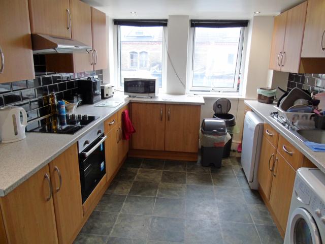 Room to rent in a six bedroom flat