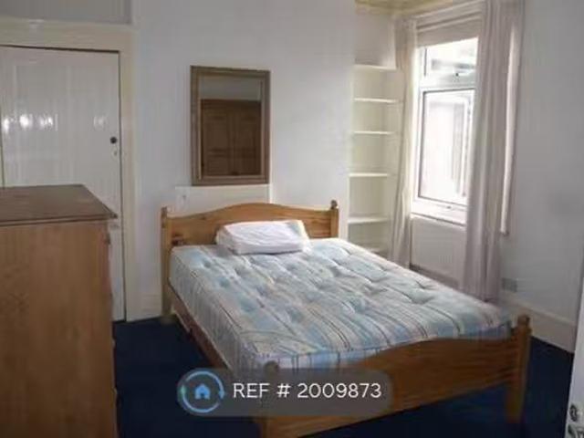 Room to rent in King Edwards Place, London W3