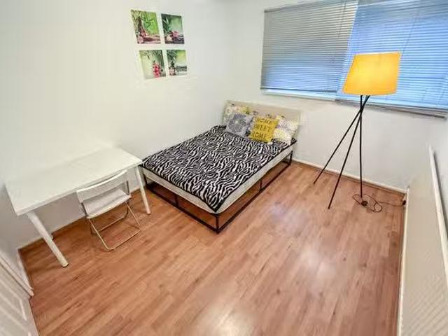 Room to rent in Lisselton House, London NW4