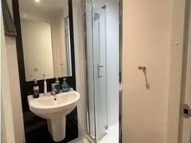 Room to rent in Middleinteraction Street, London E1