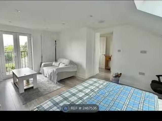 Room to rent in Southbury Rd, London EN1