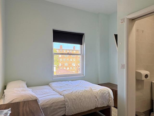 Room to rent on Camden Road, London