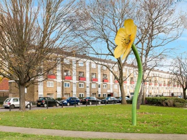 Room to rent on Candy Street, London