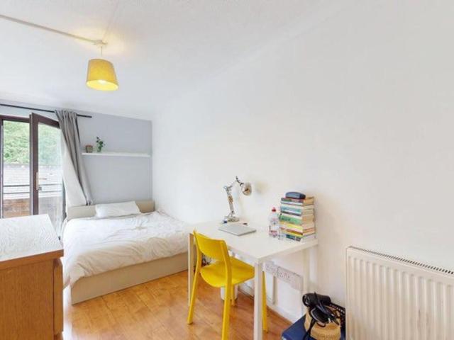 Room to rent on Carrol Close, London
