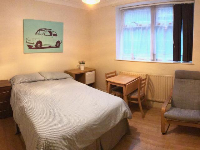Room to rent on Chatsworth Road, London