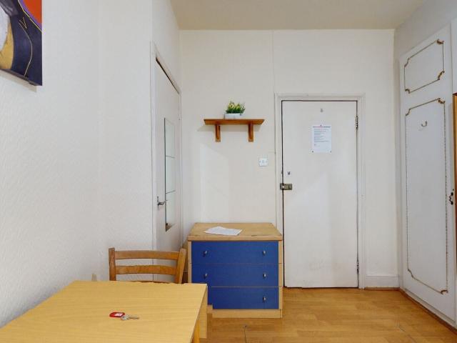 Room to rent on Chichele Road, London