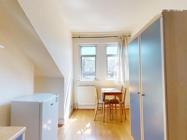 Room to rent on Chichele Road, London