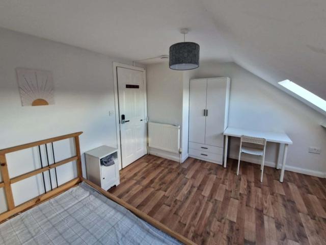 Room to rent on Clinton Road, London