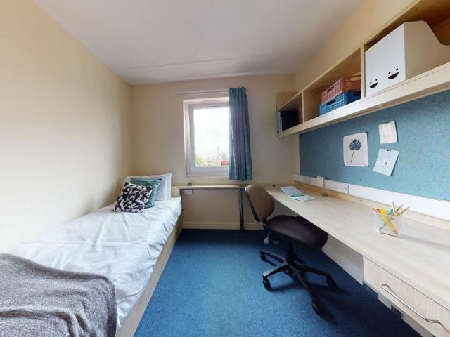 Room to rent on Creek Road, London