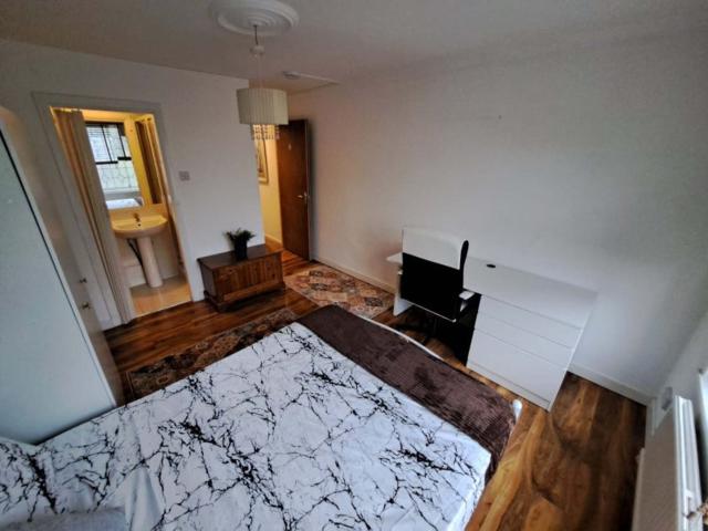 Room to rent on Brabazon Street, London