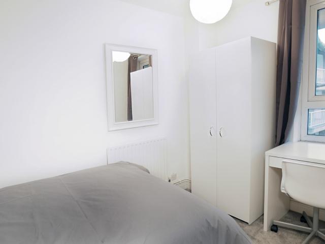 Room to rent on Gough Walk, London