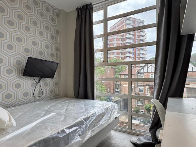 Room to rent on Gunnersbury Lane, London