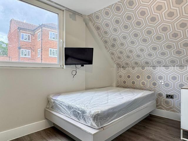 Room to rent on Gunnersbury Lane, London