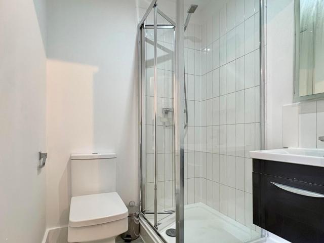 Room to rent on Gunnersbury Lane, London