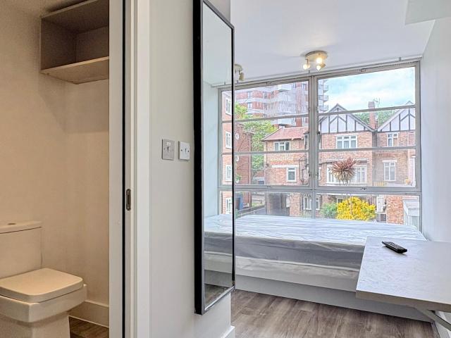 Room to rent on Gunnersbury Lane, London