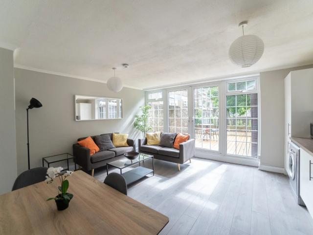 Room to rent on Hind Grove, London