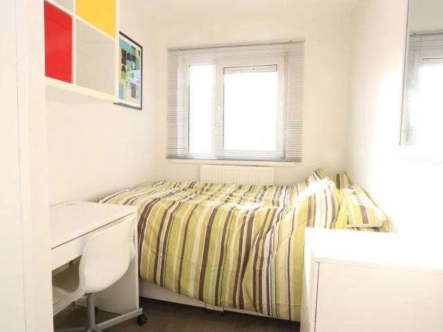 Room to rent on Ida Street, London