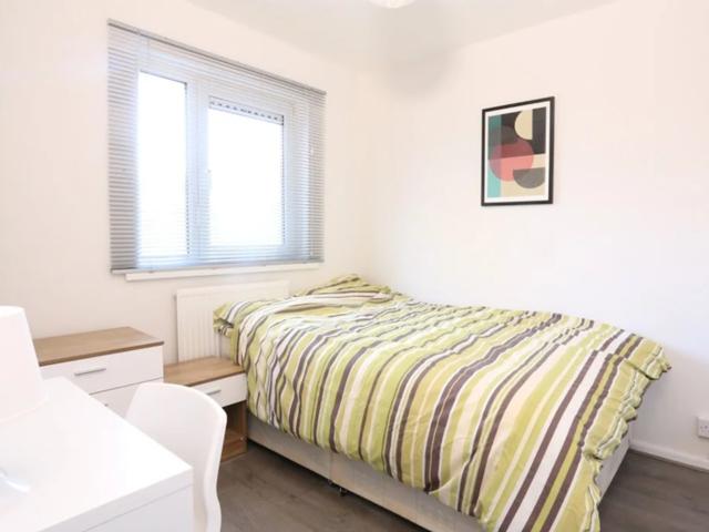 Room to rent on Ida Street, London