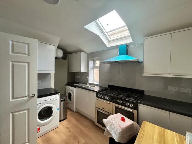 Room to rent on Meadowside, London
