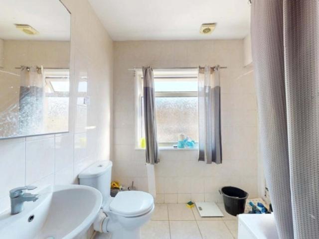 Room to rent on Mile End Road, London
